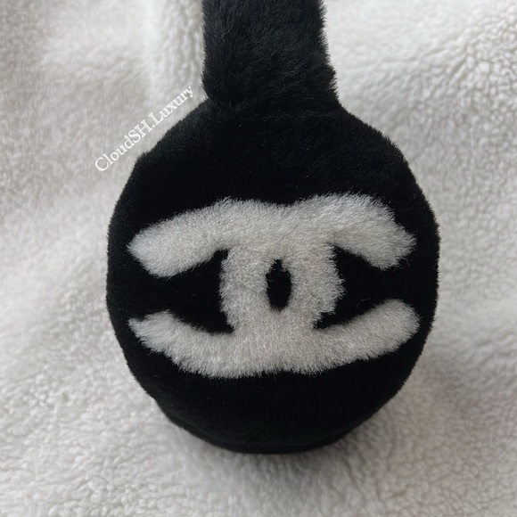 CHANEL | Accessories | Auth Bn Chanel Black White Cc Logo Shearling ...